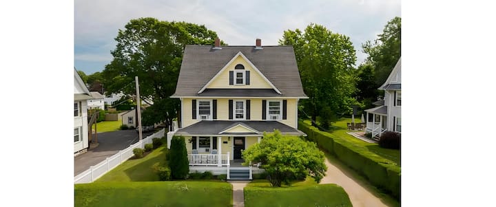 Spacious 8-br Home In The Heart Of Narragansett! - Rhode Island