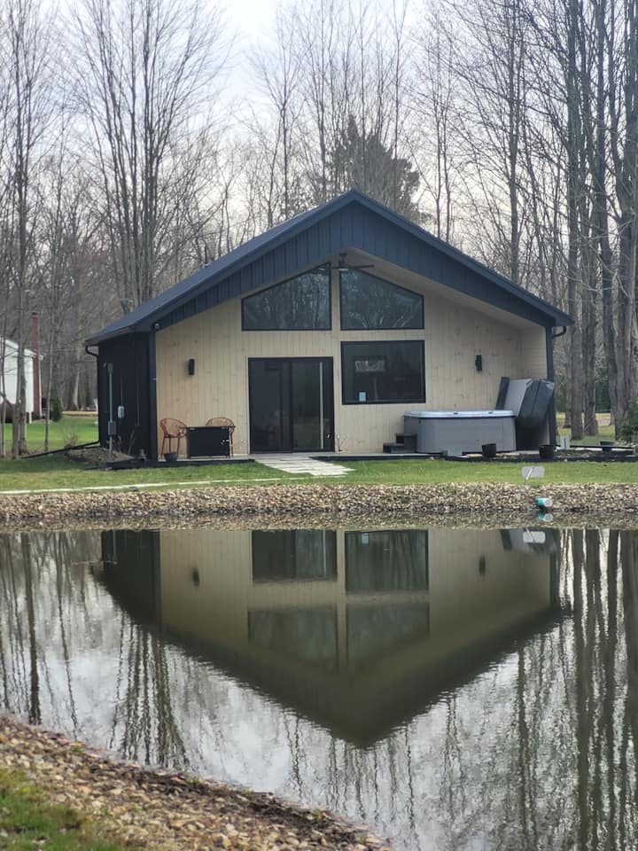 The Cork Cottages Unit 3, Hot Tub, Arcade, 2qb/ 2b - Geneva, OH