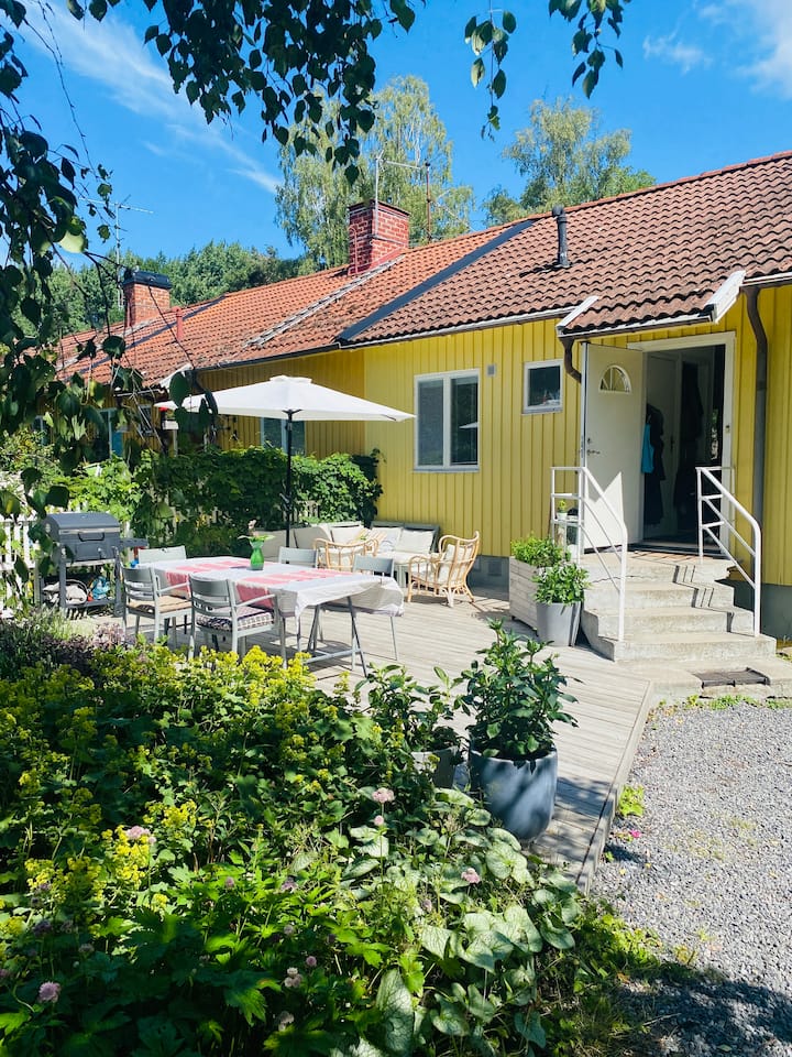 Mysigt Barnvänligt Hus Med Trädgård Nära Stockholm - Stockholm
