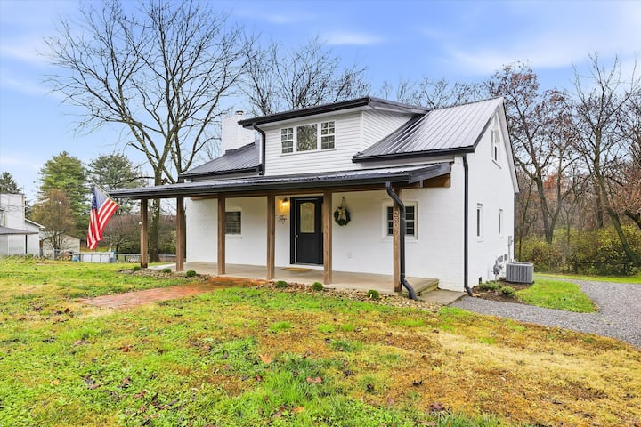 Mint Cottage, 3 Bedrooms, 2 Full Baths, 3 Beds - Maryville, TN