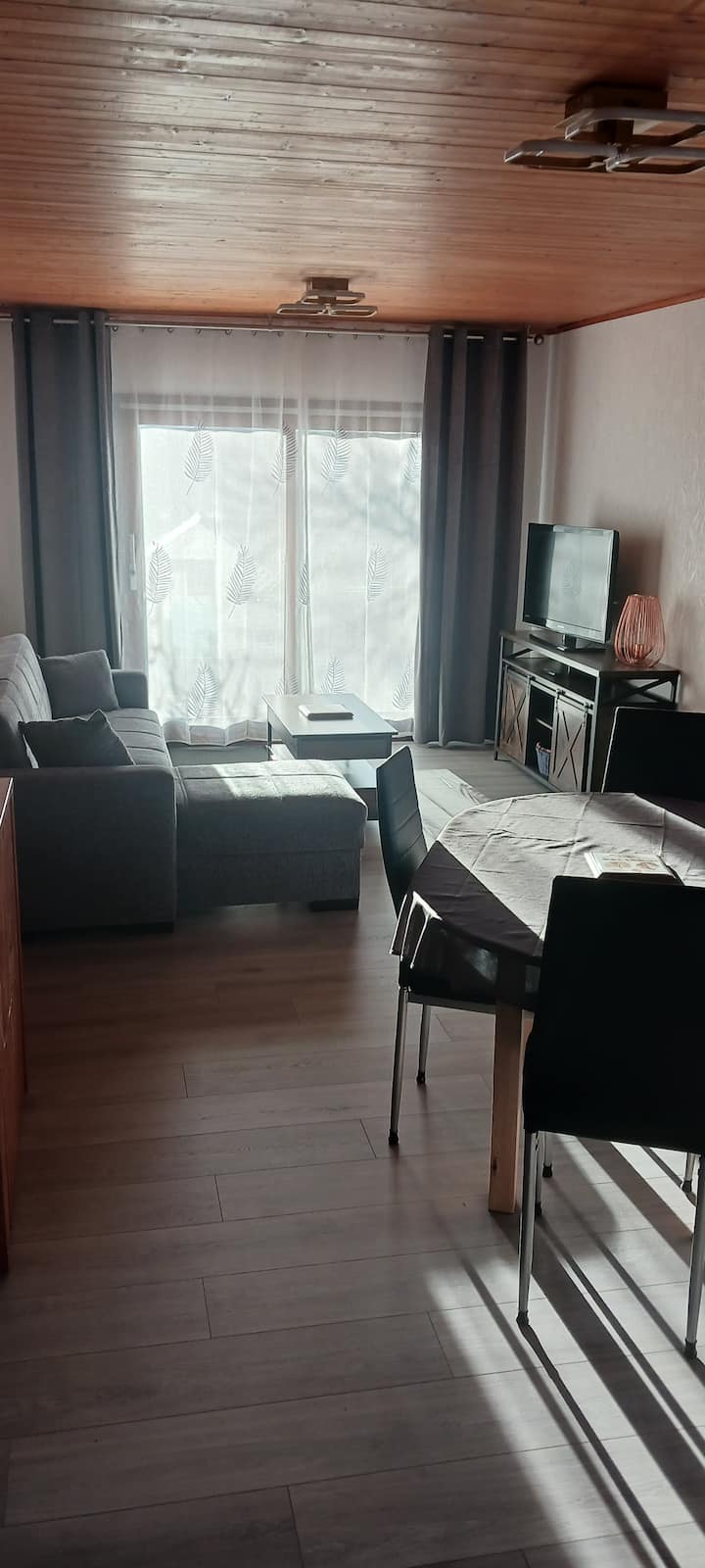 Appartement 60 M2 Au Rez-de-chaussée D'une Maison - Albertville