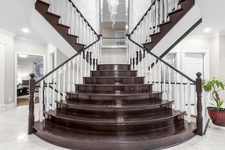 Luxury 6-bedroom Home Near Credit River Trails - Mississauga