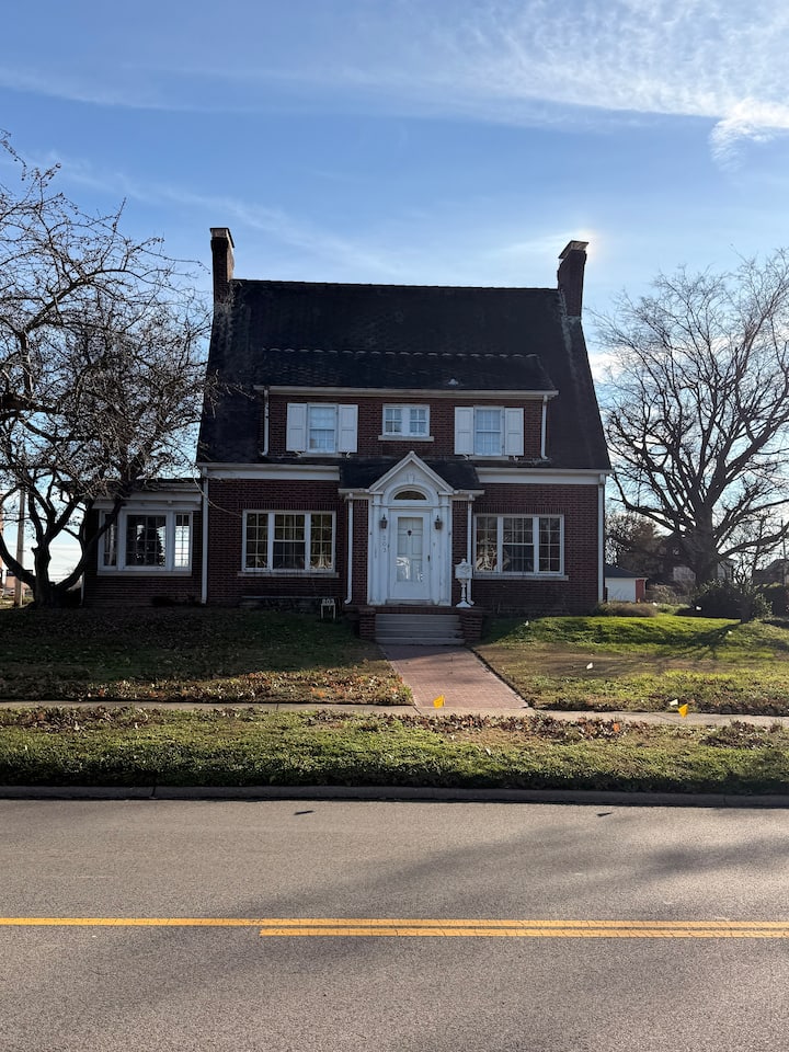 The Parker Settlement - Charming 1920s Home - Harrisburg, IL