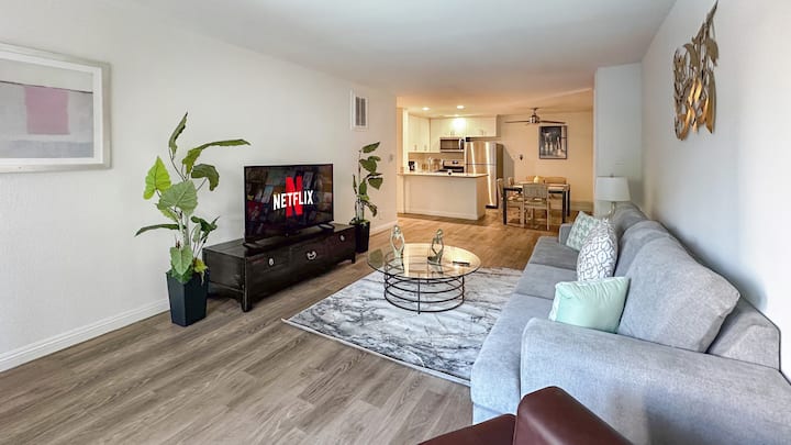 Luxury Modern 2br • Balcony • Walk To Everything - Beverly Hills, CA