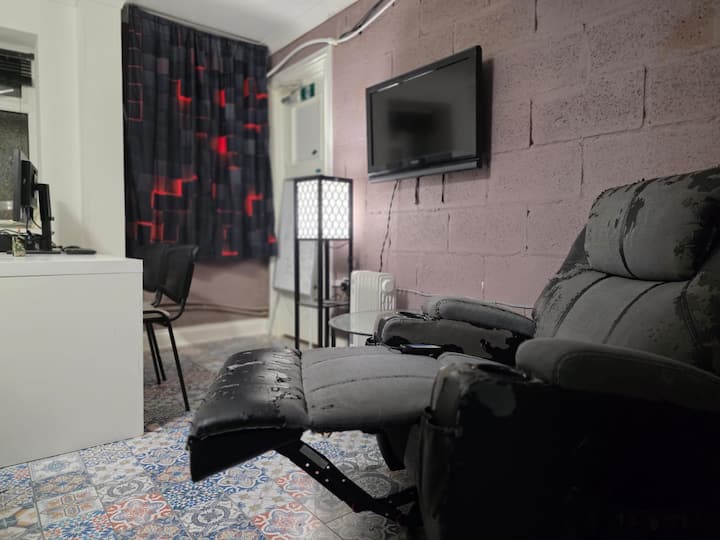 Cosy Studio Flat In A London Basement - Sleeps 2 - Woolwich