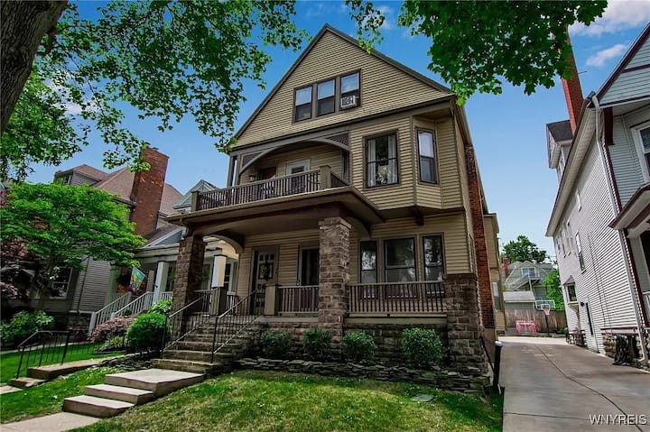 Urban Oasis In Trendy Elmwood Village – Walkable! - Buffalo, NY