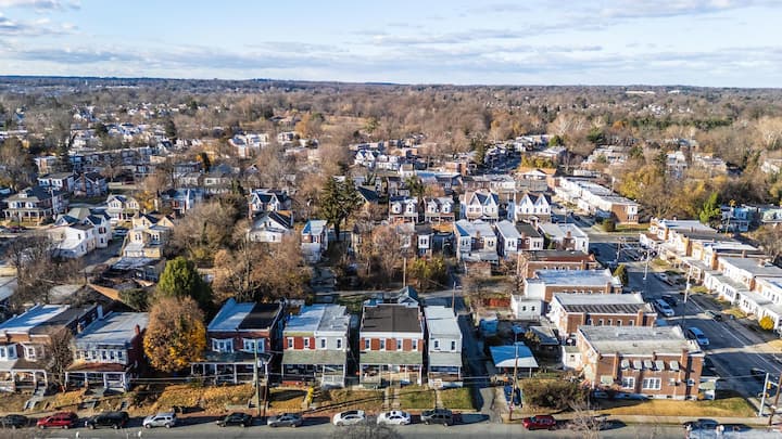 Entire Home The Serenity Manor - Chester, PA