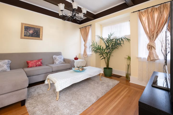 Cozy 5 Bedrooms Character Home Near Ubc - Vancouver