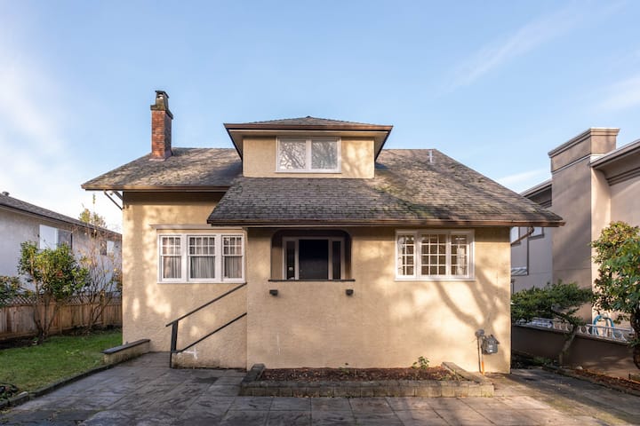 The Cozy Character Home In West Point Grey - Grouse Mountain