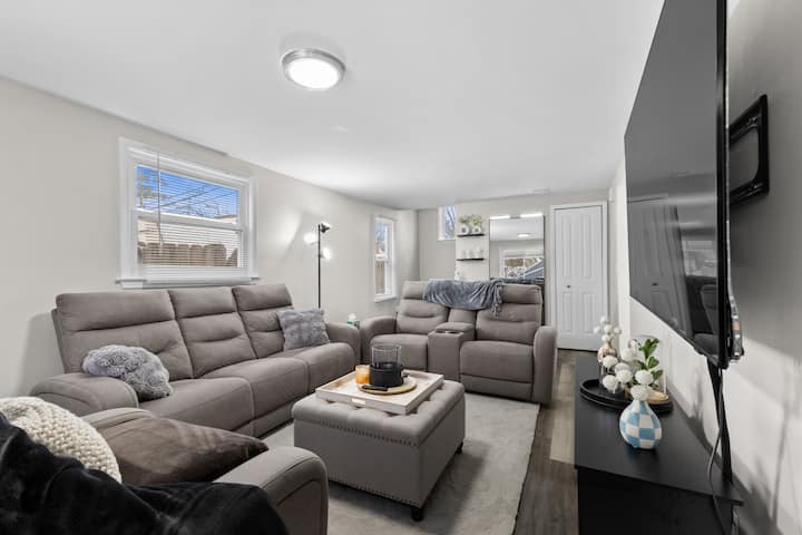 Modern Cozy Escape · Peaceful Stay - Aéroport métropolitain de Détroit (DTW)