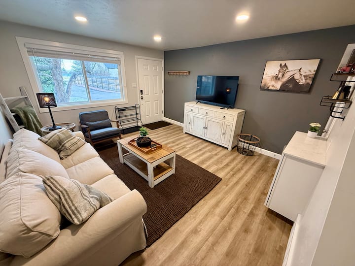 Red Rocks Retreat | Quiet 2br Home W/ Parking - 레이크우드