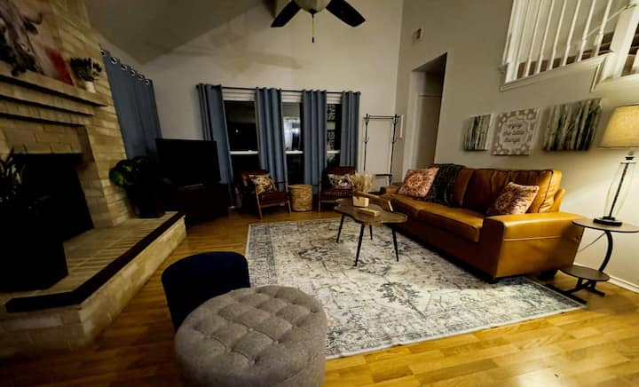 San Antonio Gem With Luxury King Suite And Hot Tub - Universal City, TX