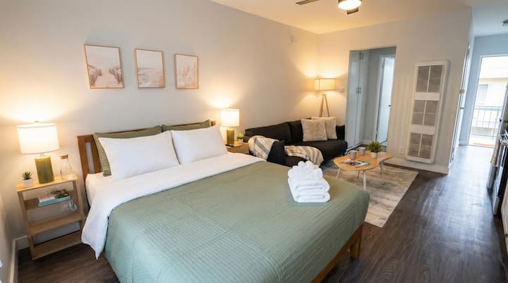 Coastal Apt By The Beach! - Santa Monica, CA