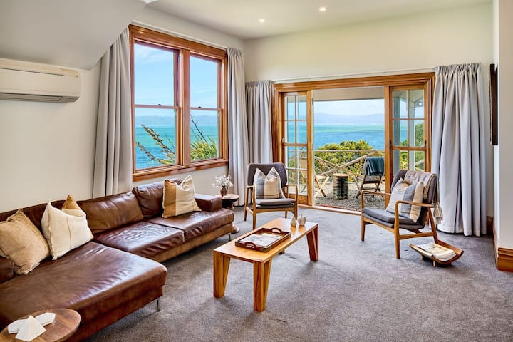 Seaside Eastbourne Retreat With Epic Views - Wellington, New Zealand