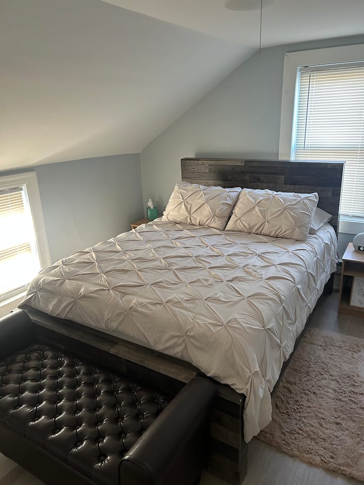 Cozy Second Floor Apartment, Budget Friendly! - Providence, RI