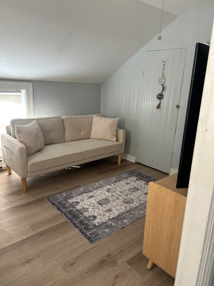 Cozy Second Floor Apartment, Budget Friendly! - Rhode Island