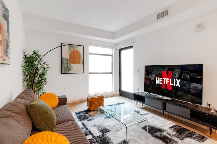 Central 1br Stay With Pool & Jacuzzi - West Hollywood, CA