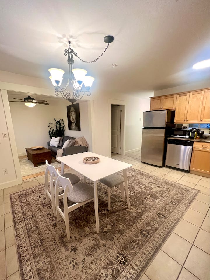 Spacious And Bright 2br Ground-level Suite - Canada