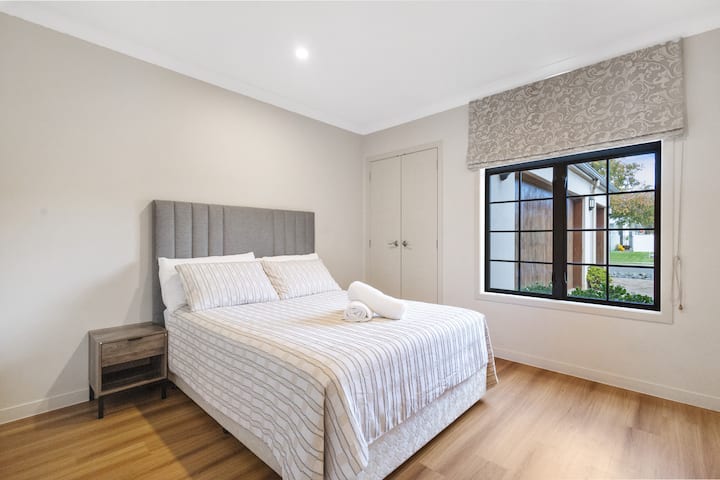 Queen-sized Bed In Shared Home - Matamata