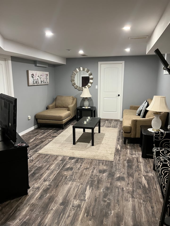 Spacious 1br Basement Suite + Den/office - London, Ontario