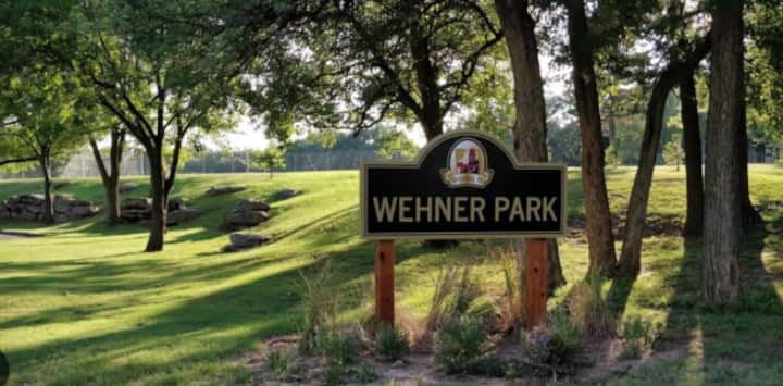 Blue Bungalow 2bd 1ba Central& Pet/family Friendly - Kirkwood, MO