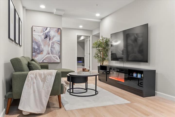 Cozy Dc 2bdrm With Office, Parking & Metro Access - Washington, D.C.