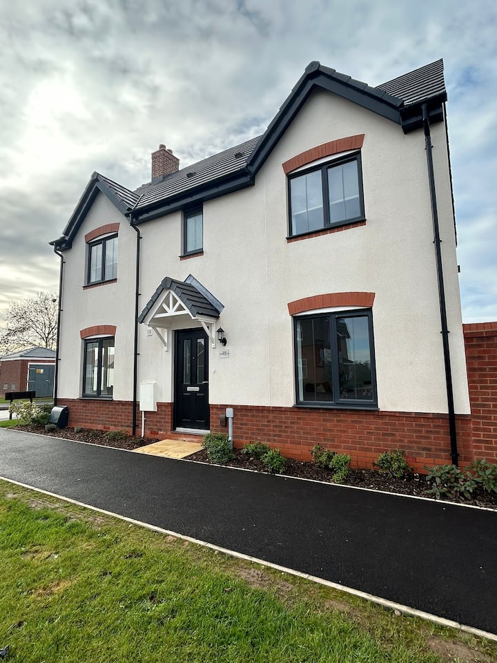 New! Detached W/ Driveway Parking, Fast Wifi - Hinckley