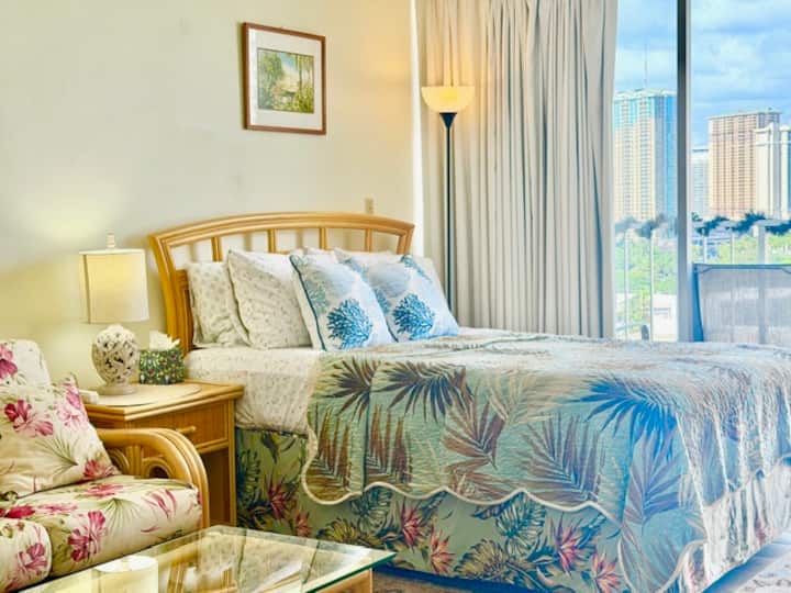 Stylish Studio| Stunning City View| Parking | 1610 - Honolulu