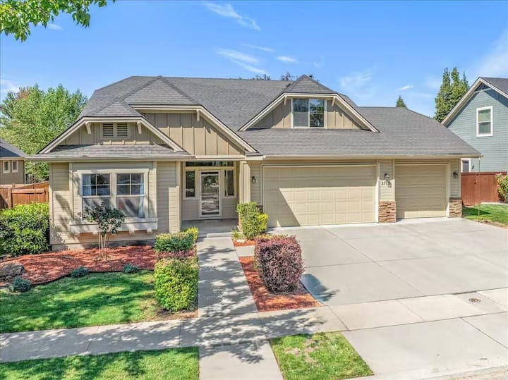 Spacious 4br Meridian Retreat | Beautiful Backyard - キシミー, ID
