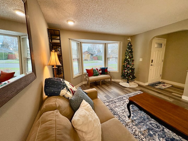 Cozy Sumner Cottage - Puyallup, WA