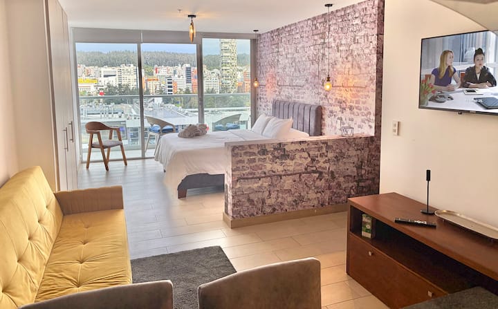 Executive Stay | Pool, Parking & Park View - Quito