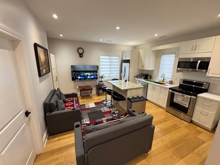 Modern 2-bedroom Suite In South Etobicoke - Mississauga