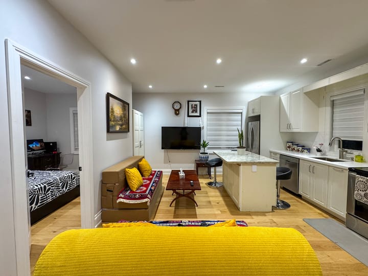 Modern 2-bedroom Suite In South Etobicoke - Toronto