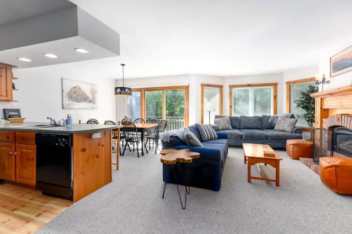 Ski-in/ski-out. Comfortable 2br/2ba Condo - Jay Peak Resort, Jay