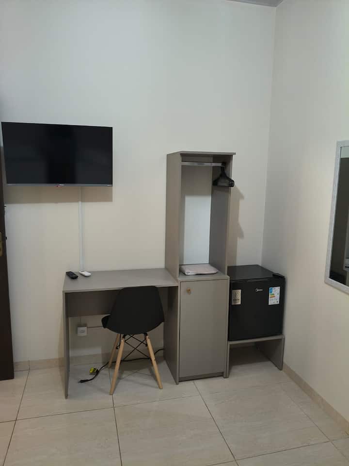 Suíte C/ Ar Garagem Para Carro Porte Pequeno - Sinop