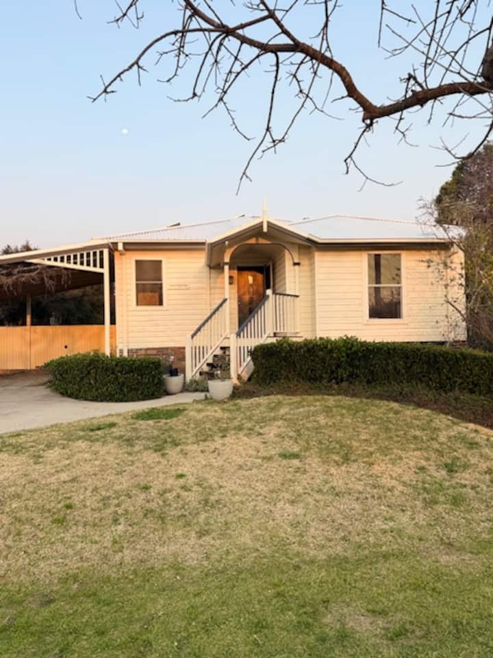 Quaint Cottage Style Family Home - Armidale