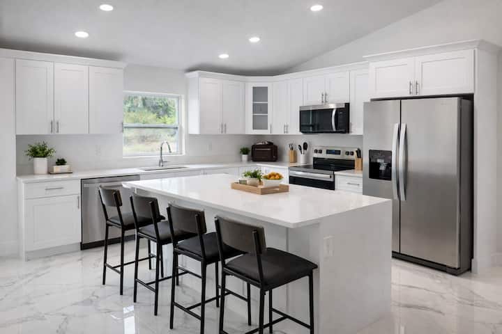 Stylish 4-bedroom Getaway In Lehigh Acres - Lehigh Acres, FL