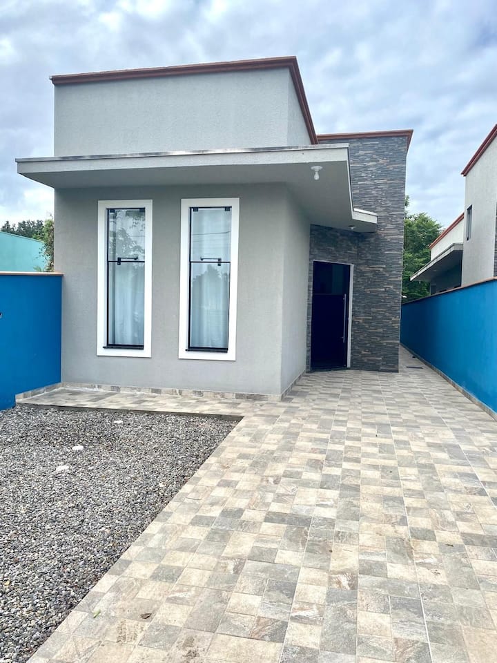 Casa Com A/c à 600m Da Praia - Itapoá