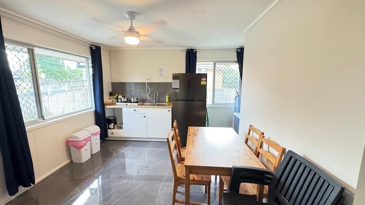 Renovated 5 Br Home With 4 A/c And Free Parking - Gold Coast