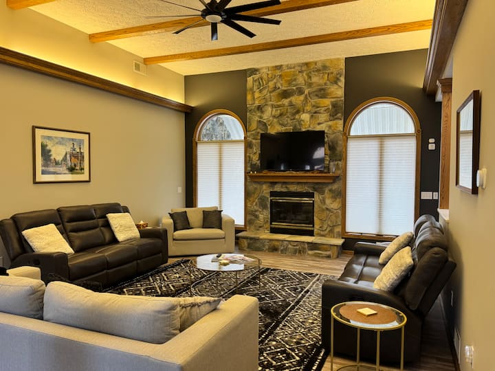 Nestled In A Quiet Upscale Development. - Bedford, PA