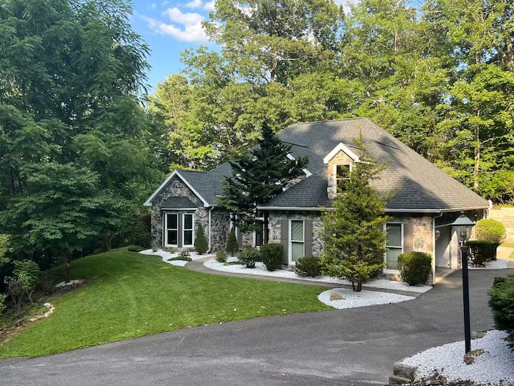 Nestled In A Quiet Upscale Development. - Bedford, PA