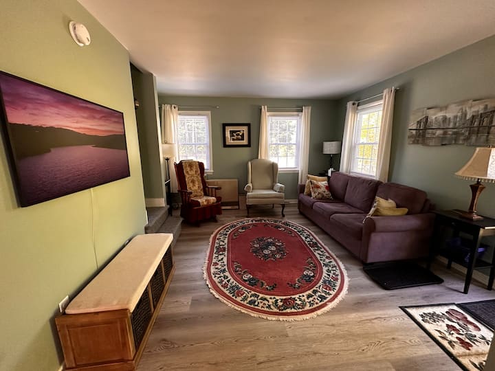 Walk To The Lake From Lovely Remodeled Apartment - Colchester, VT