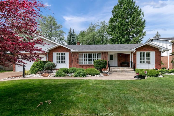 Renovated 3br South Windsor Home W/ Garage - Windsor, ON, Canada