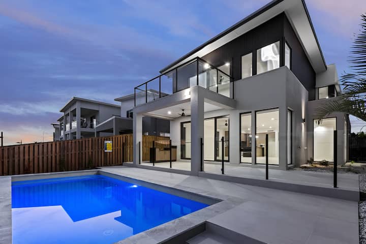 Hope Island Luxury Oasis | 5br Waterfront Escape - Dreamworld, Coomera