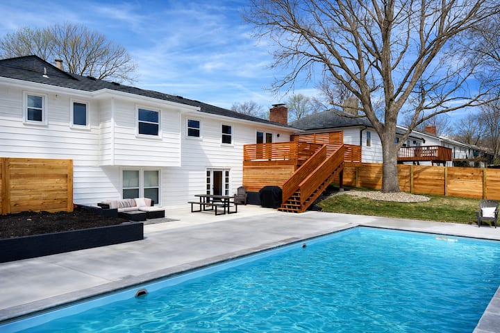 5br Pool Retreat | Sleeps 12 | Prime Location - Kansas City, MO