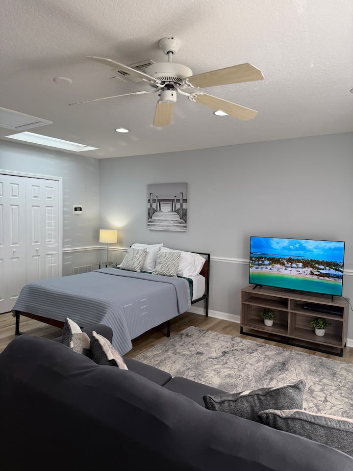 Couples Retreat! Private Guesthouse Near Disney - Star Wars: Galaxy's Edge, Lake Buena Vista