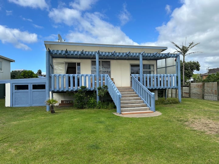 Funky Family Bach Across The Road From The Beach - Waihi Beach