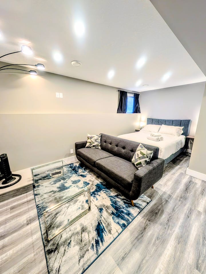 Your Rockies Getaway - Cozy Basement Studio - Cochrane