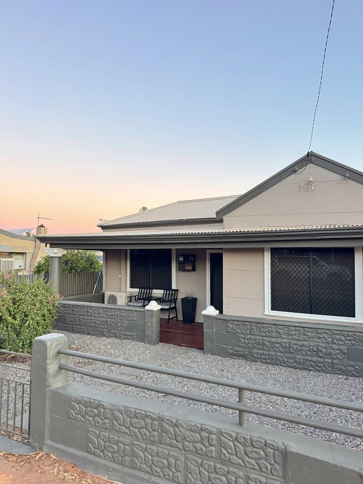Eucalyptus Cottage, 3 Bedrooms, Pet Friendly - Broken Hill