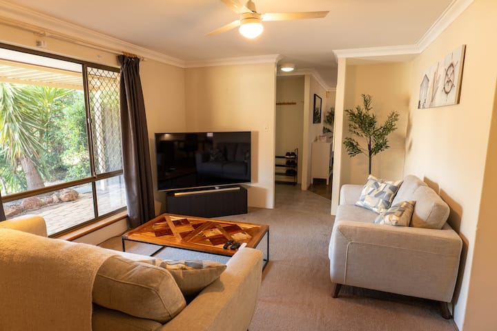 Camillo Modern Family Retreat - With Private Pool - Perth